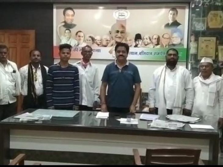 Memorandum submitted to MLA Sukhdev Panse to install and build a statue ...