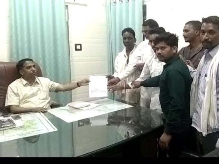 Met block union members asked for 2 years' outstanding salary, stop ...