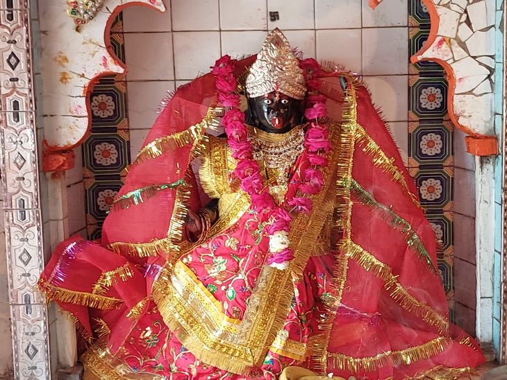 A group of devotees gathered in the temples in Bhogaon | भोगांव में ...