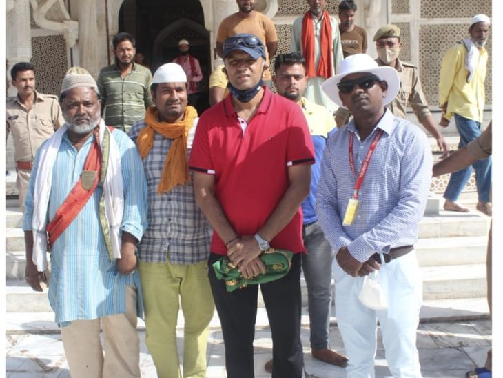The head bowed at the dargah of Hazrat Sheikh Salim Chishti ...