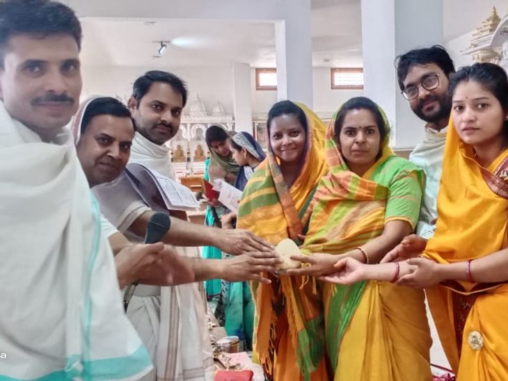 Worship of 1008 Anantnath Bhagwan and Arhannath Bhagwan in Jain Temple ...