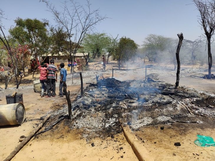 Keeping household items on fire, the elderly woman started crying after ...