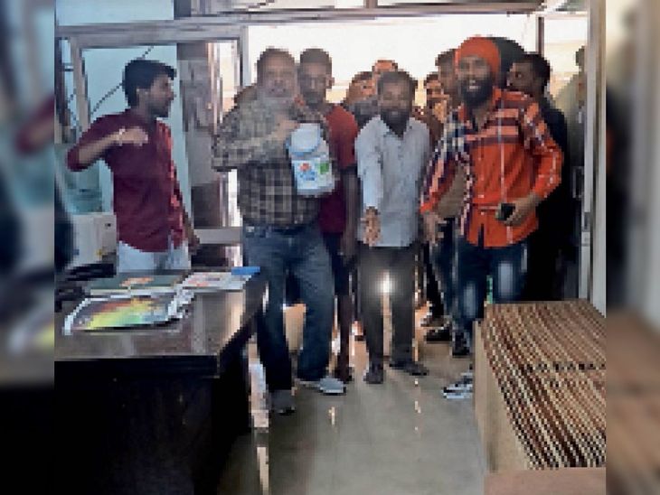 In ward 47, people troubled by sewerage jam for 2 years threw dirty ...