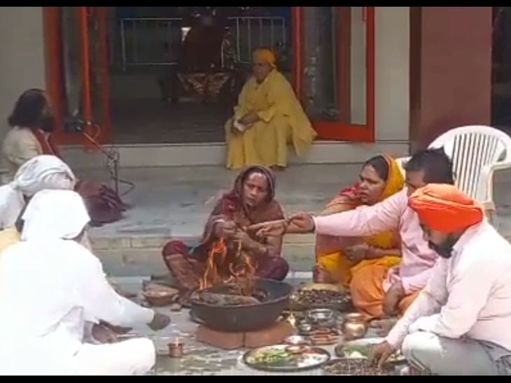 Sadhus, Saints, Mahatmas, Acharyas performed Havan-worship in Ishwar Prem Ashram | करछना में ...