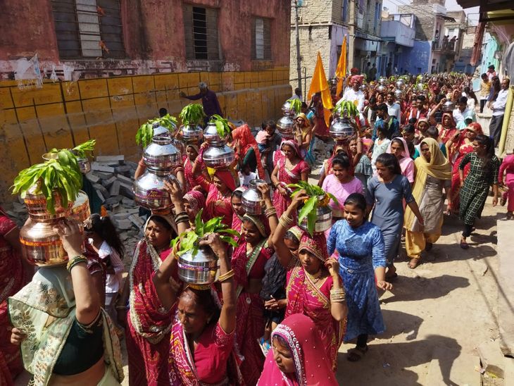 Made a tour of the city by decorating the tableau of God in Dev Viman ...