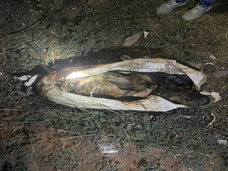 6 days old dead body found tied in plastic sack, pulled out of pit ...