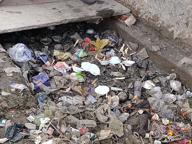 City drains full of garbage, it is difficult to breathe in the stench ...