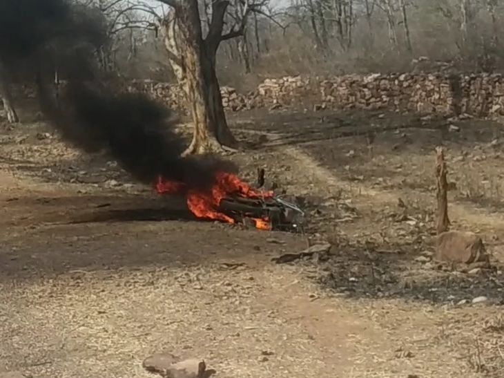 Motorbike burnt in Panna-Amanganj road, passers-by said - driver ...