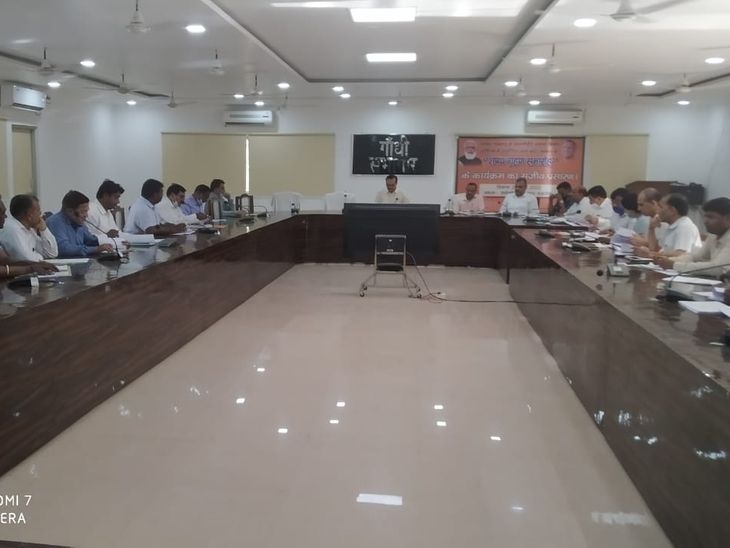 In Amroha, the DM held a meeting with the Tehsildars, said - start the ...