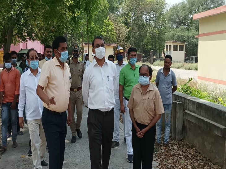 Azamgarh....DM Vishal Bhardwaj inspected the hospital | डीएम ने जांची ...