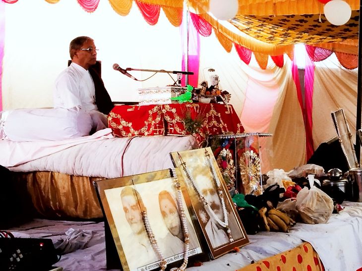 Devotees showered flowers in the pandal on the occasion of Rukmani ...