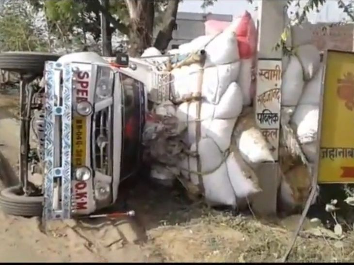 The accident happened on NH-83, the truck overturned on the roadside ...