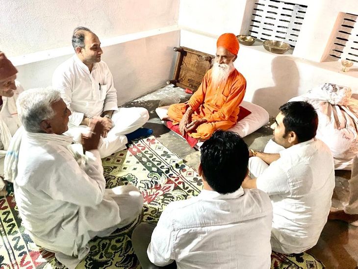 Ratan Devasi consulted Sant Bhagirathdas, took blessings | पूर्व विधायक ...