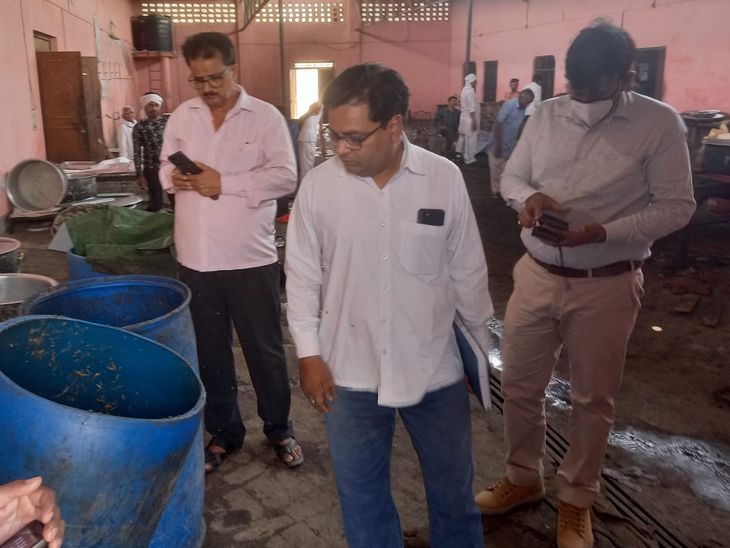 Seeing the filth in Jyoti Farm House, the employees were furious | बडौत ...