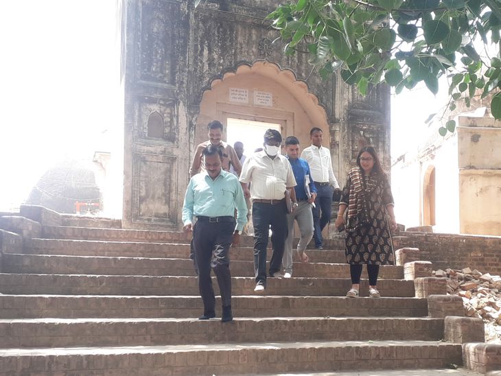 DM reached the elderly in Ghatampur Darshan in the ancient Jagannath ...