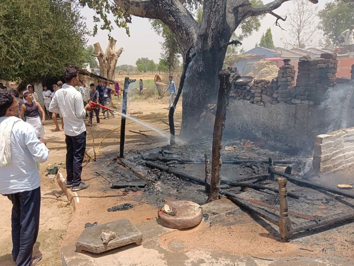 Burning 200 minds of fodder and thatch, fire brigade reached the spot ...