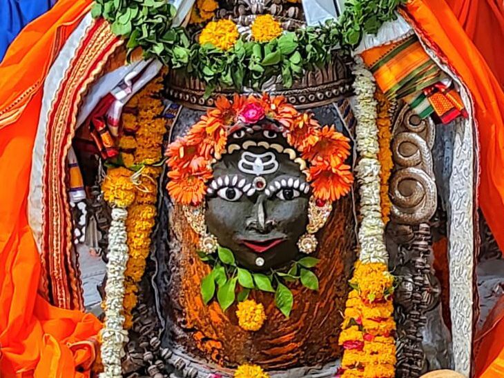 Mahakal wore a silver triangle and trinetra on his head, Sheshnag on ...