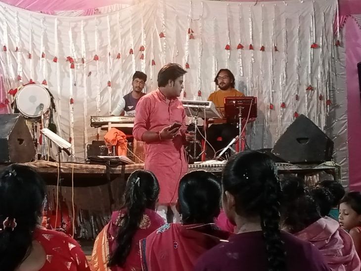 Dada's devotees danced to the melodious hymns of Shri Charbhujanath ...