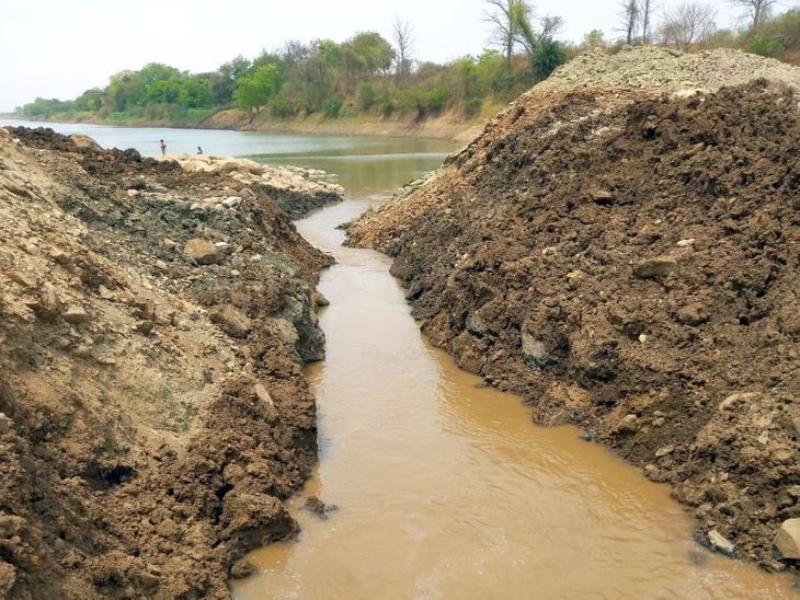 Water was released for Khurai intake well by making trench at Hanota ...