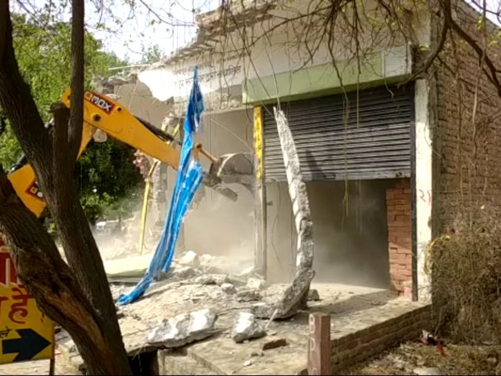 Soldiers in Bhogaon got the land vacated by bulldozers | भोगांव में ...