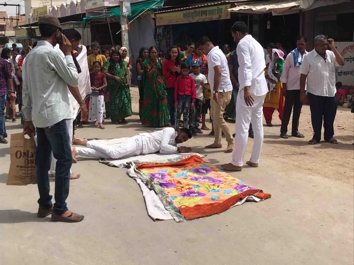 In Ramdevra, the devotees visited Baba's samadhi while rolling, the ...