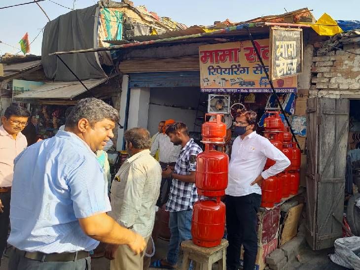 Gas refilling work caught near railway station, 41 cylinders seized, FIR on 2, Gas Cylinder ...