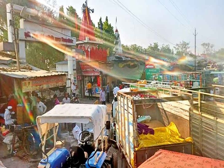 Even after bumper arrival, vehicles are kept standing at Mandi Gate ...