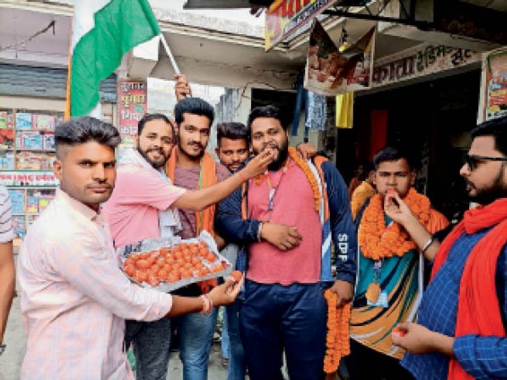 On reaching home, the people of Imamganj put their heads on their eyes ...
