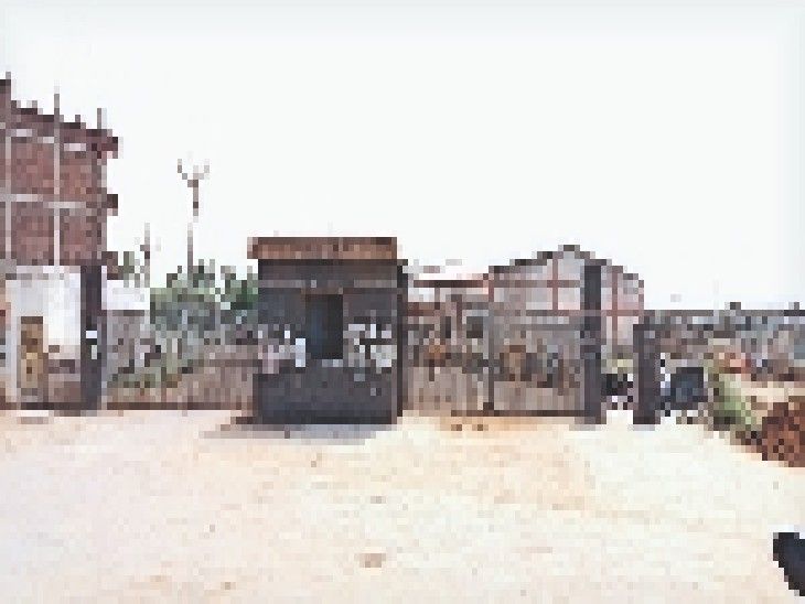 Mandi gate got locked due to strike, farmers who came to sell produce ...