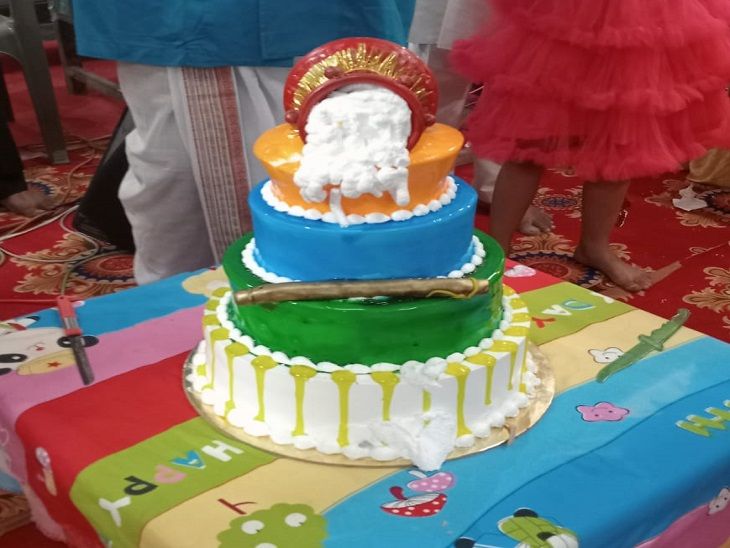 Lord Narayan's cake was cut, devotees danced on hymns