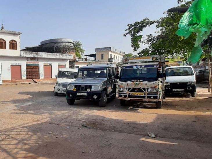 Bus operators said - it is difficult to move the bus inside the bus ...