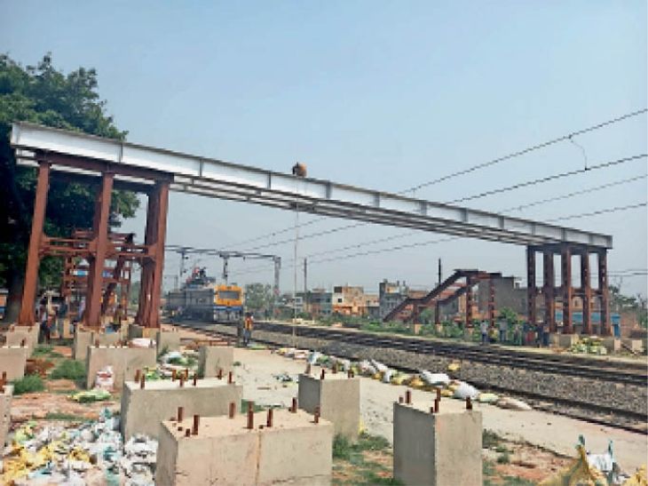 33 meter long foot over bridge gutter plated at Narhan Singhia Ghat ...