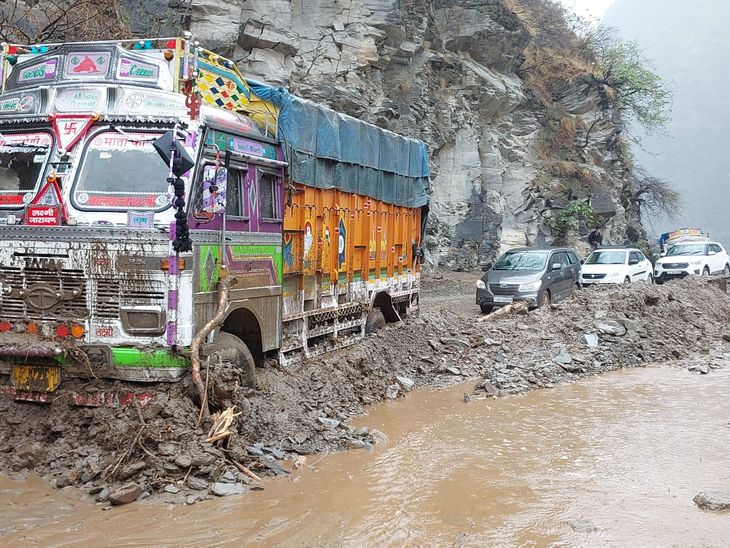 Chandigarh-Manali NH closed due to landslide, Pandoh police open jam on Dood road after 6 hours ...
