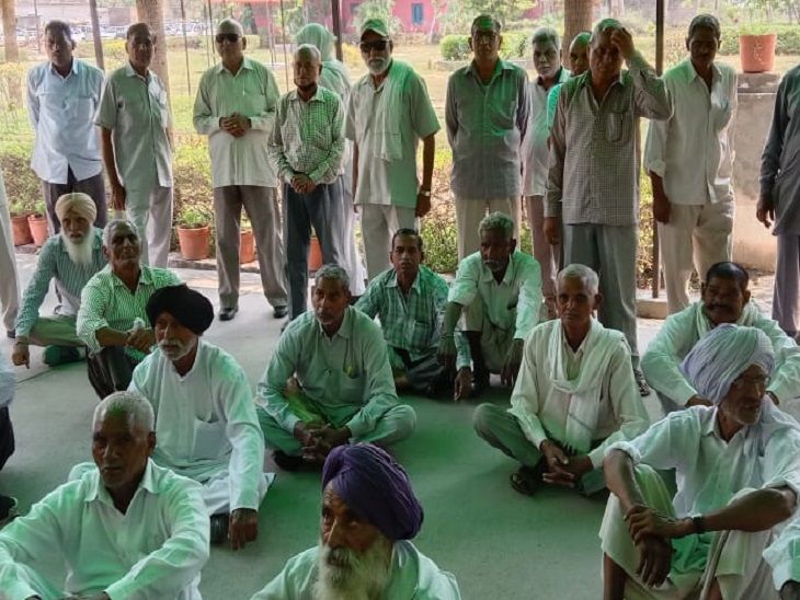Retired employees protest at Ambala DC office Said: Government is ...