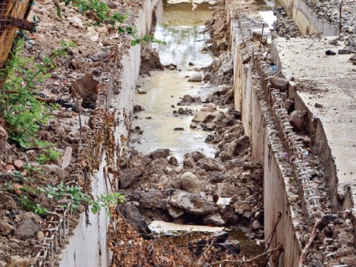 Construction debris in the drain being built from Civil Lines to Tili ...