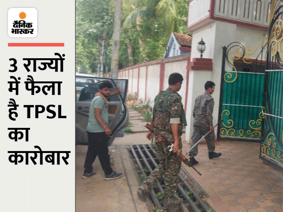 The officers arrived in 15 vehicles, knocked on the residence and ...