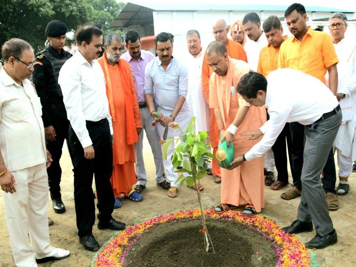 Message of environment given by planting saplings in Gorakhnath temple ...