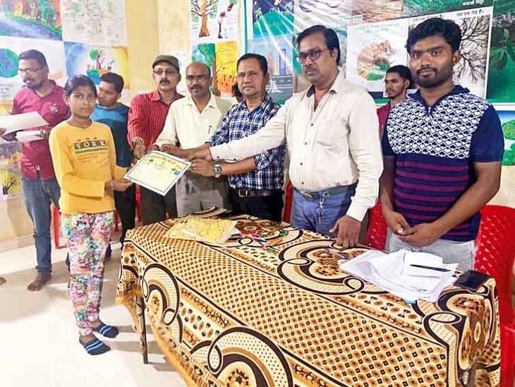 Students made a poster and gave the message of save Hasdev | पोस्टर ...