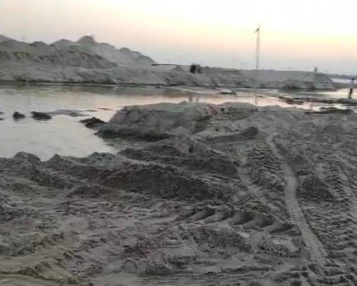 Mining starts with big Pokeland and JCB machines at dusk, thanks to the ...