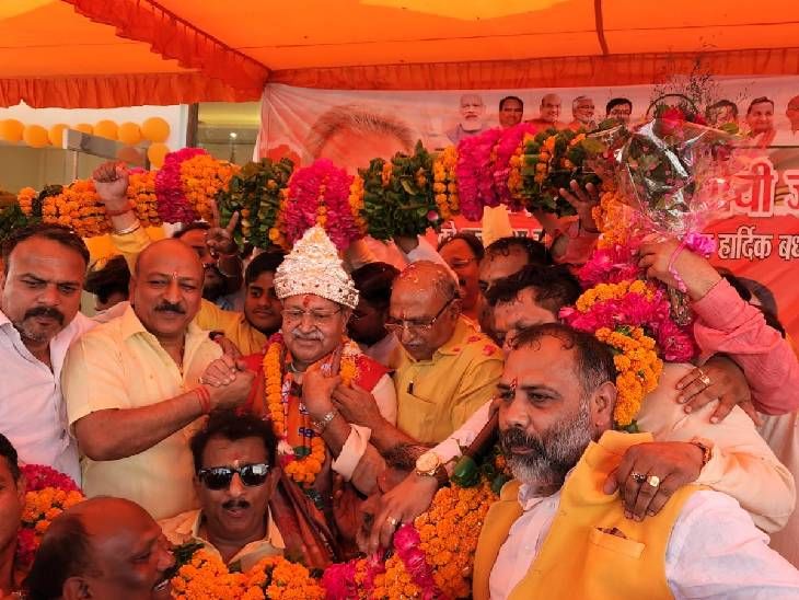 From the expressway to the welcome pandals at many places in the city ...