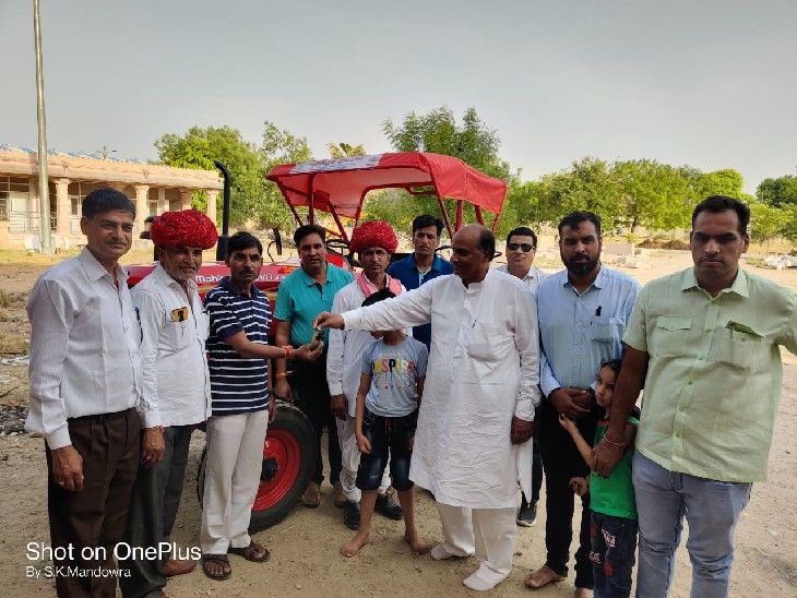 Before starting the new agency, the devotee had the darshan of Savra ...