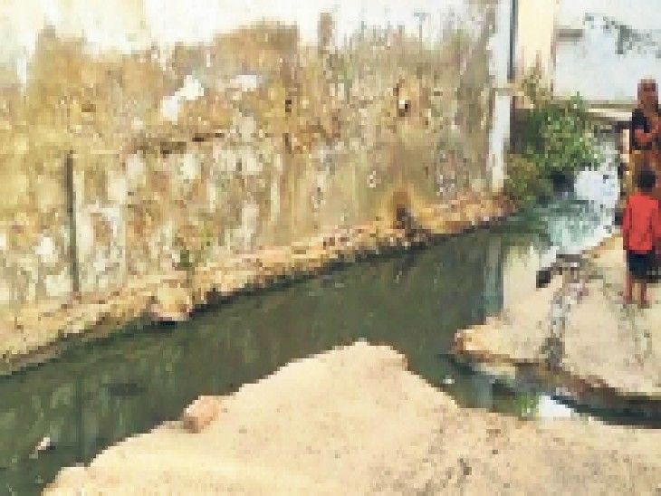 Trouble in traffic due to filling of dirty water on the way to Kaman ...