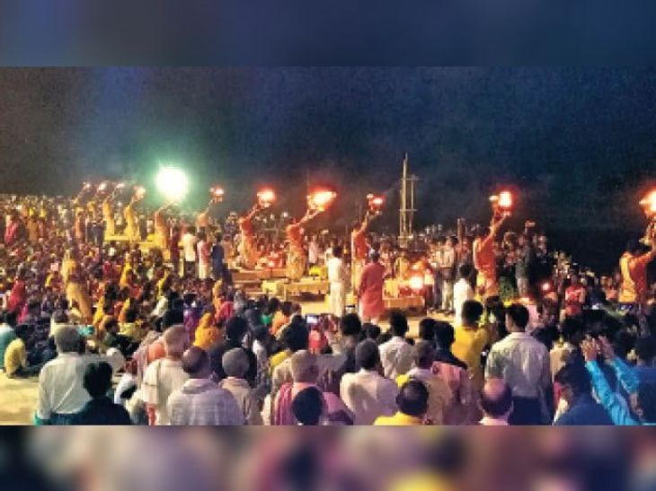 Ganga Maha Aarti on the confluence bank of Chirand, millions of hands ...