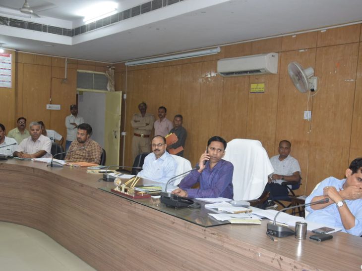 Solve the consumer's problem promptly, said- officer should keep his ...