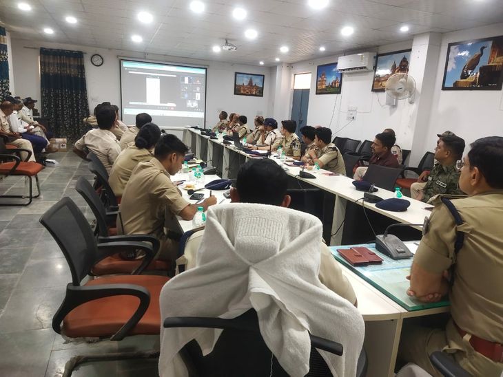 Taught policemen to make e-challan from POS machine | निवाड़ी जिले में ...