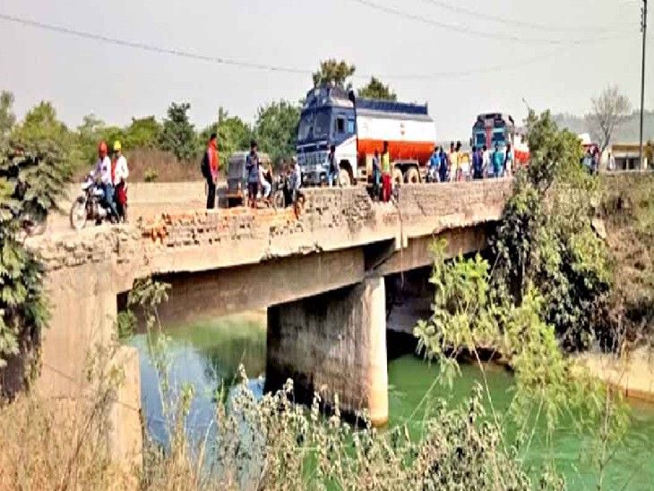 Traffic on major roads, still no repair of bad road, railing of bridge ...