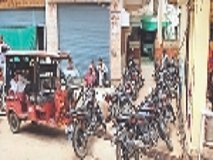 No parking facility in Gohad's market, traffic jam due to vehicles ...