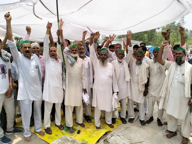 Raised slogans against PWD officials by jamming the road, the road is ...