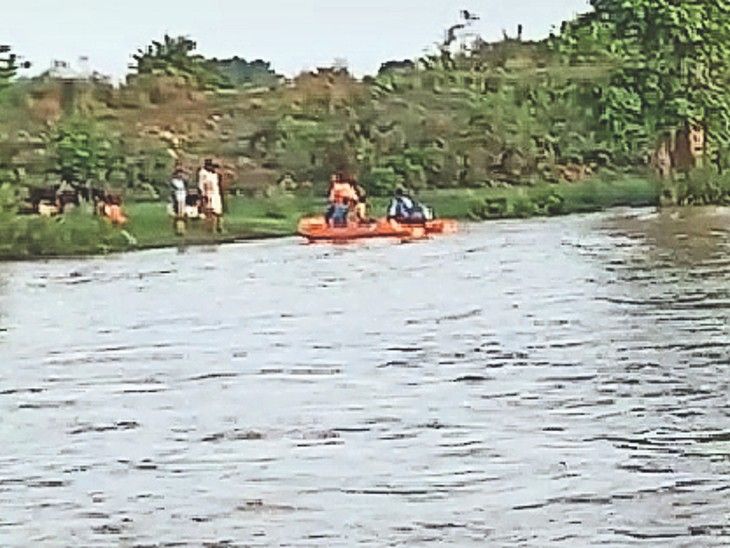 3 shepherds were trapped in the flood of Dhasan river all night ...