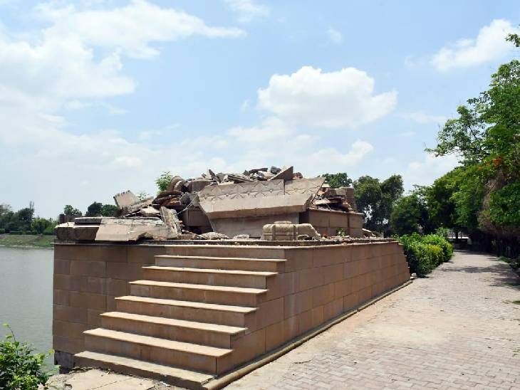 Ancient Shiva temple built in Rewa Rani Talab collapsed | नए सिरे से ...